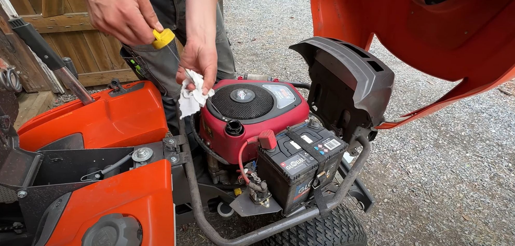 Hur byter jag olja på min Husqvarna Rider?